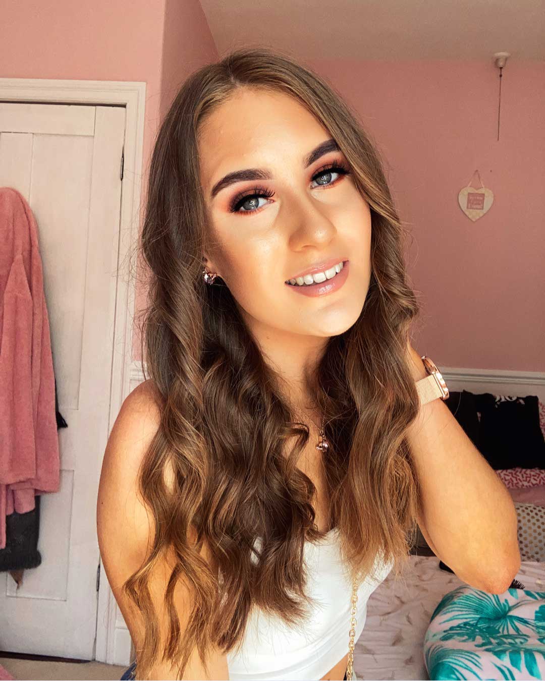 Alice Holmes's Instagram, Twitter & Facebook on IDCrawl