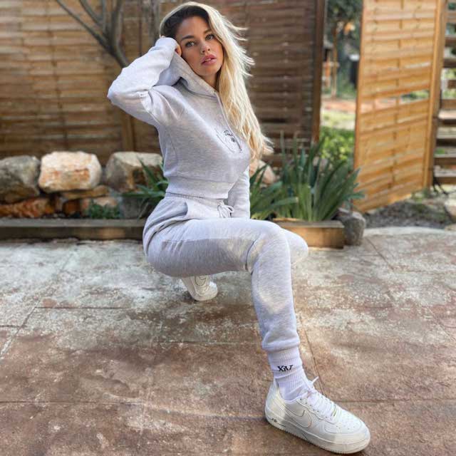 Andrea Stein Feliu (@andreasteinfeliu) | Photos and Outfits on 21 Buttons