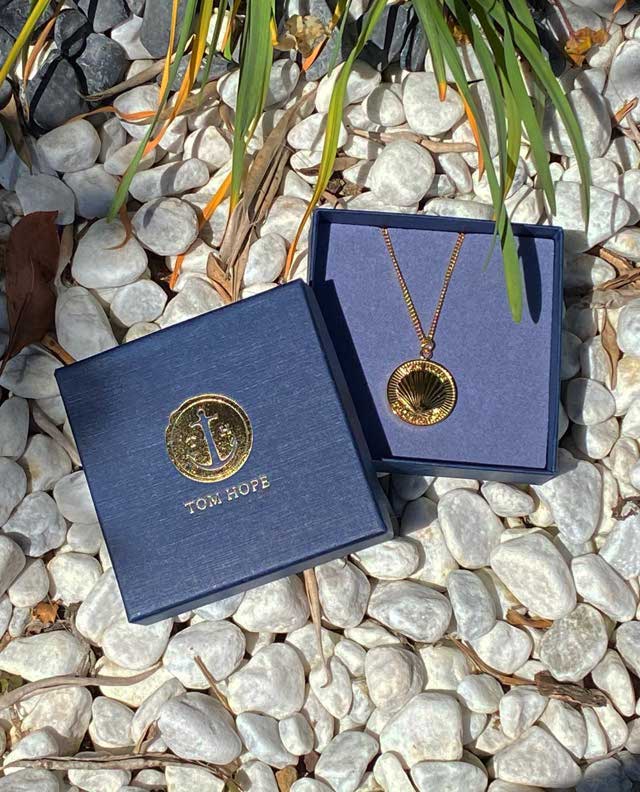 Emma Chalopin (@ema_chalopin) | Photos and Outfits on 21 Buttons