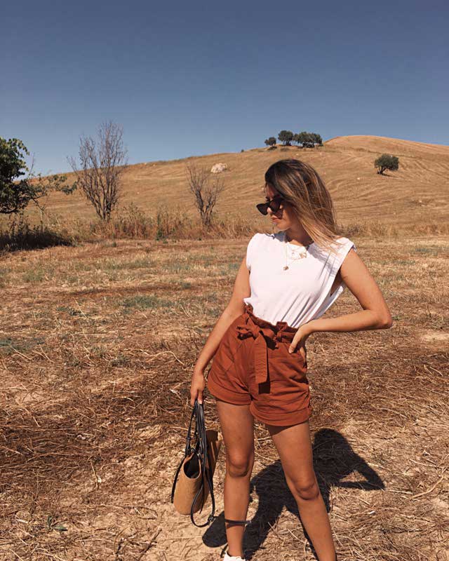 Ana Perea Perez (@anaperearez) | Photos and Outfits on 21 Buttons