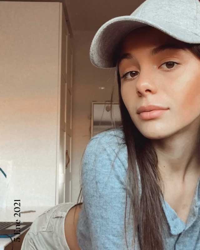 Paula Molina Pérez (@paulamolina____) | Photos and Outfits on 21 Buttons