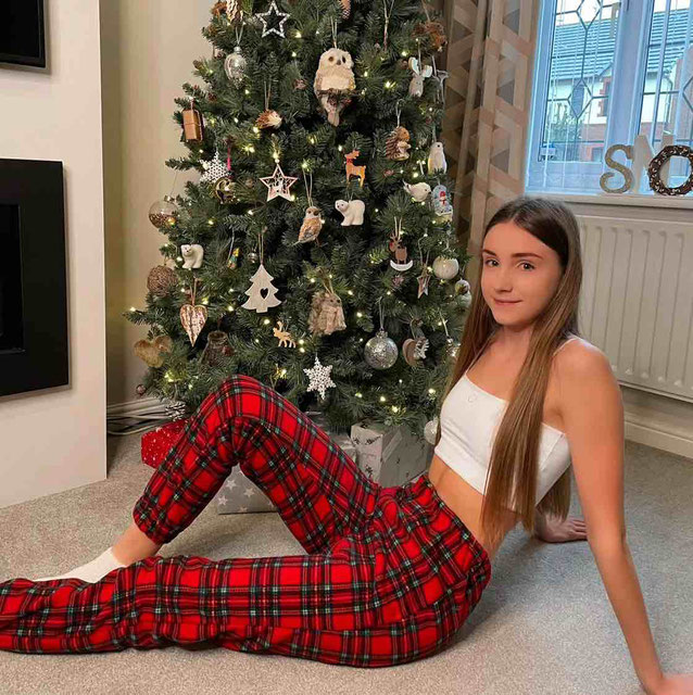 Katie (@katierose.xo) | Photos and Outfits on 21 Buttons