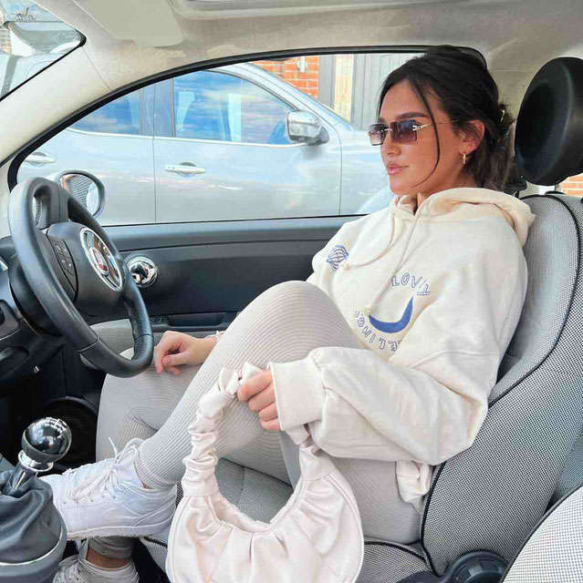 Izzy Harvey (@izzyharvey) | Photos and Outfits on 21 Buttons